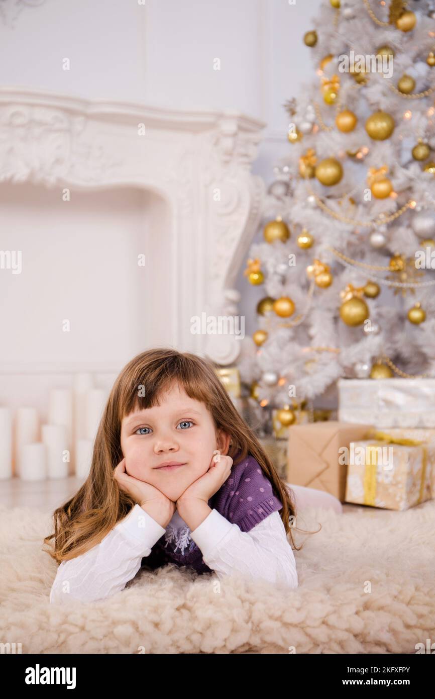 Children lying under tree hi-res stock photography and images - Alamy