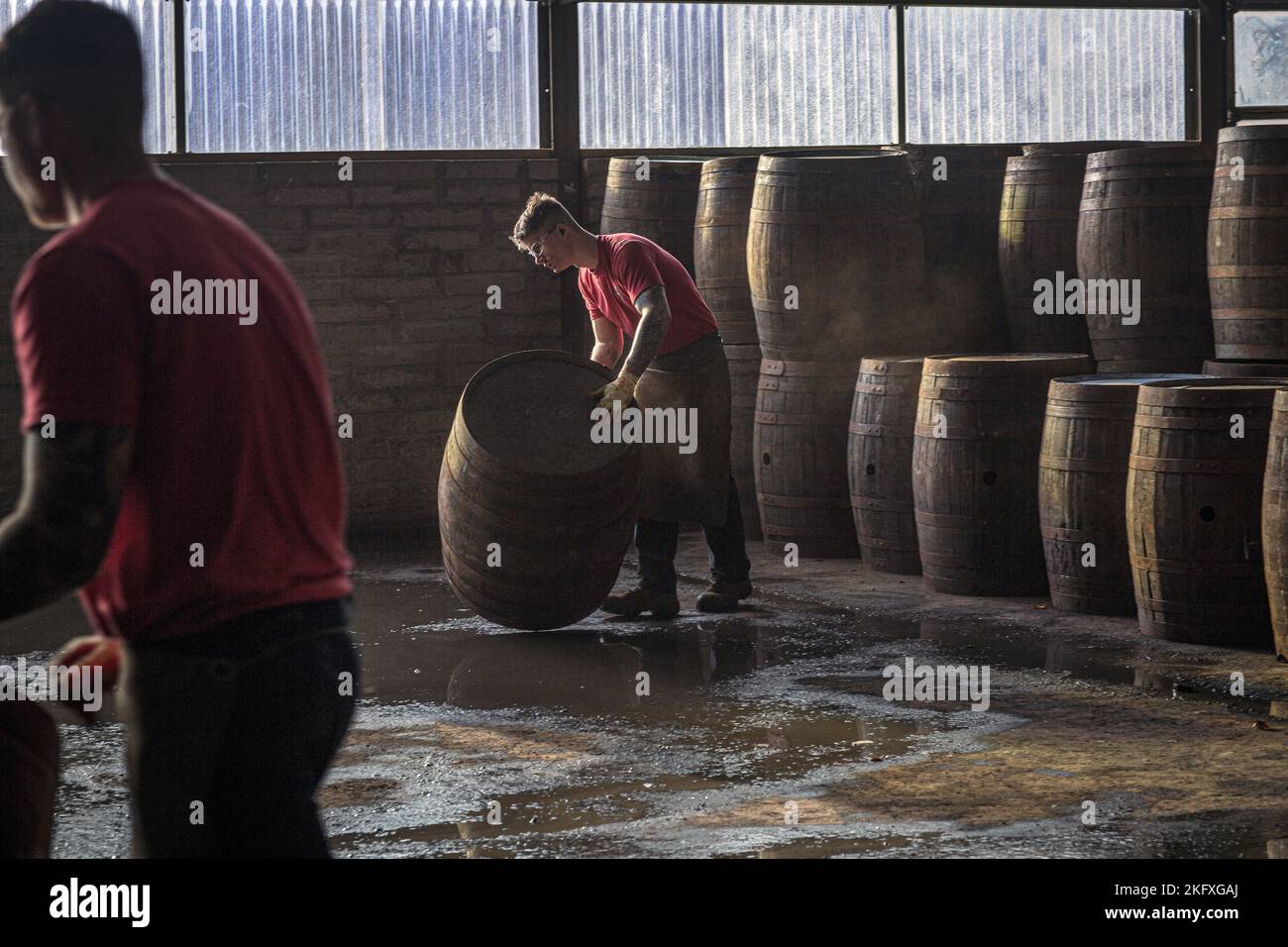 Whisky barrel cooperage hi-res stock photography and images - Alamy