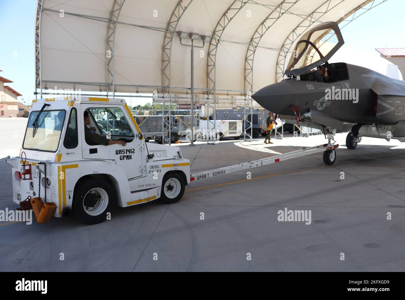 Towing operation hi-res stock photography and images - Alamy