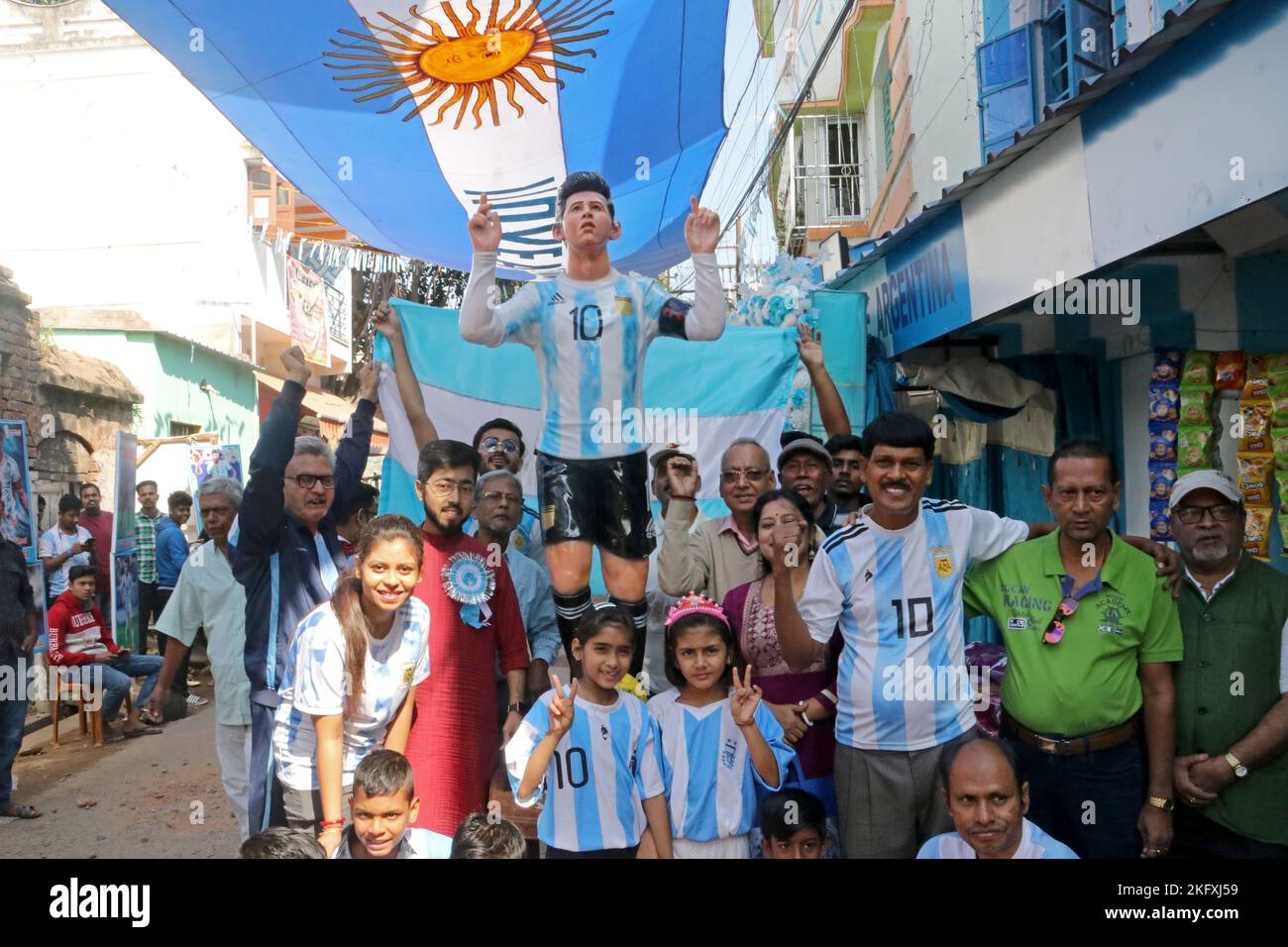 Kolkata, India. 20th Nov, 2022. Argentina Fans club members with 5.4 ...