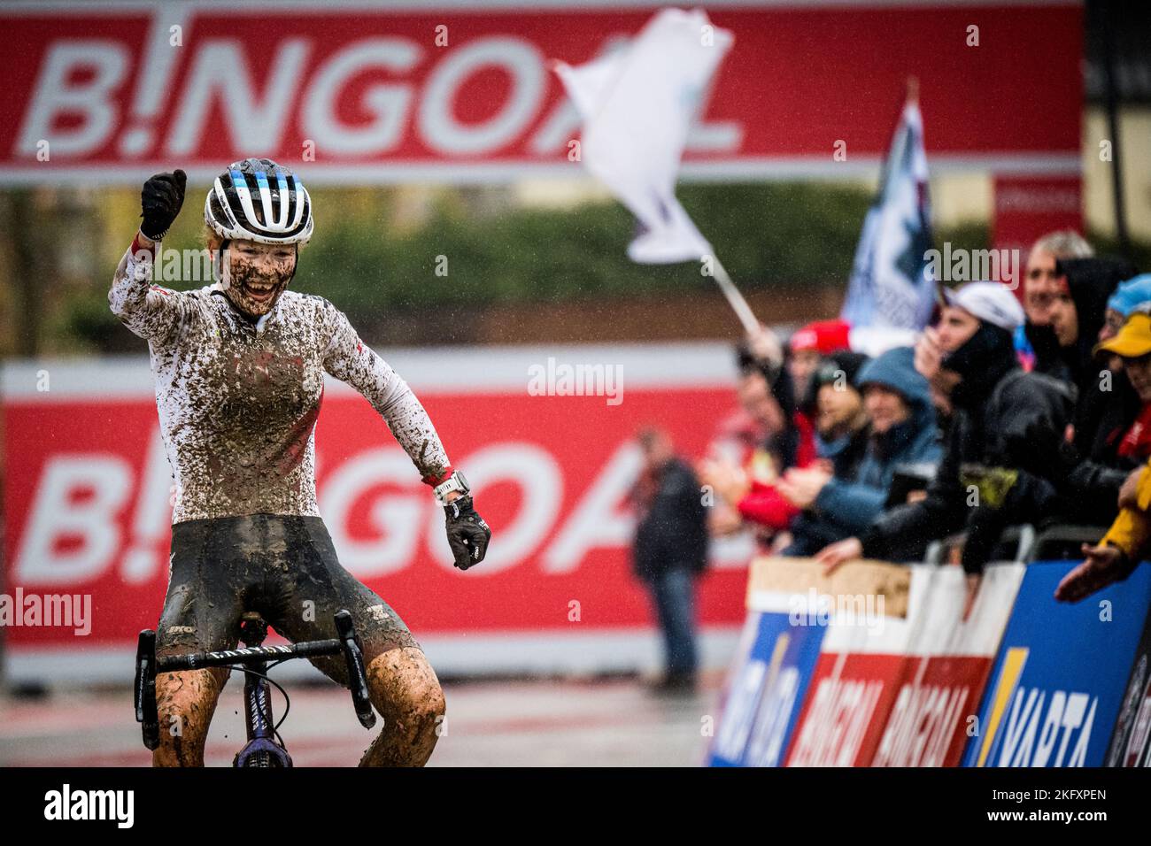 Dutch Puck Pieterse celebrates as she crosses the finish line to win ...