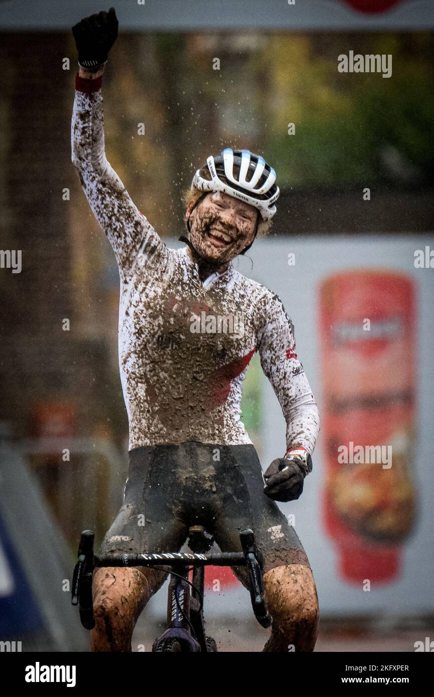 Dutch Puck Pieterse celebrates as she crosses the finish line to win ...
