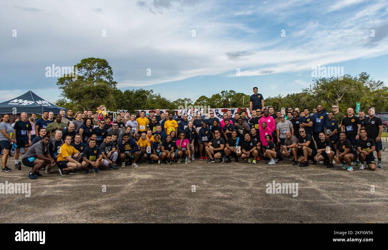 Students and staff members at the Navy Recruiting Orientation Unit ...