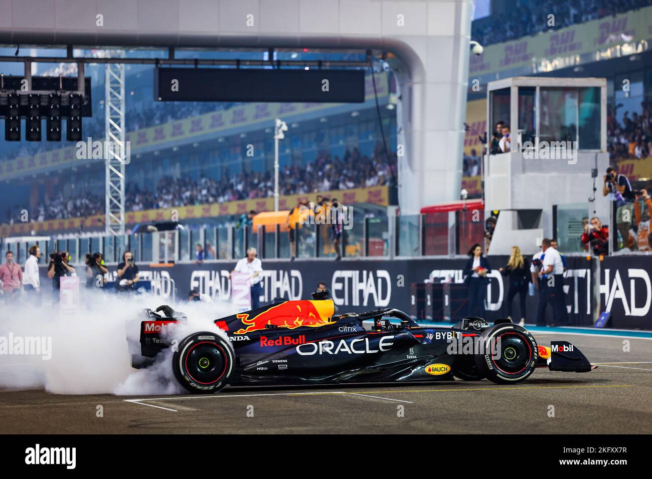 01 VERSTAPPEN Max (nld), Red Bull Racing RB18, action celebrating victory with donuts during the ...