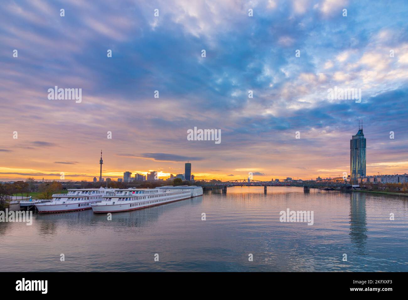 Wien, Vienna: river Donau (Danube) at sunrise, railway bridge ...