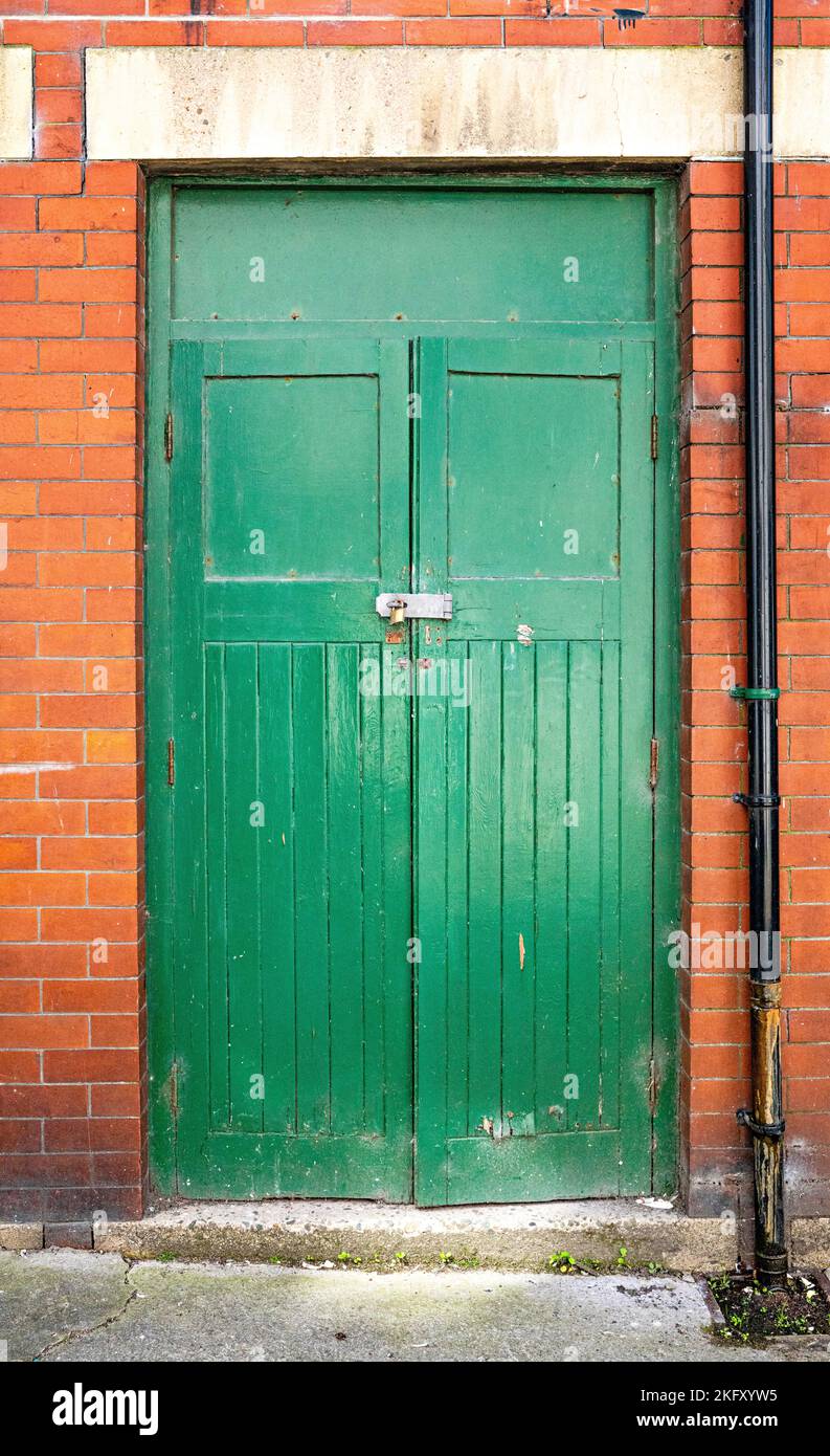 Green front doors hi-res stock photography and images - Alamy