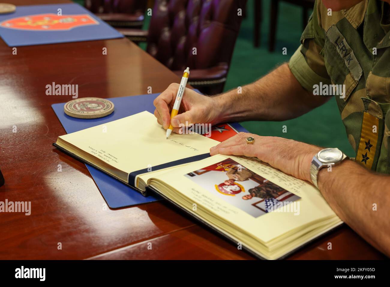 Maj. Gen. Lars S. Lervik, Chief of the Norwegian Army, meets with II ...