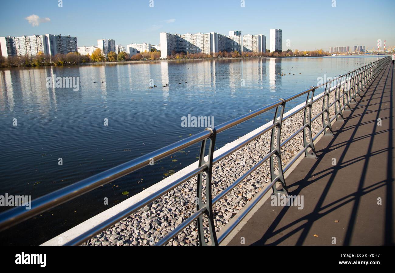 Embankment and railing of the Moscow river Stock Photo - Alamy