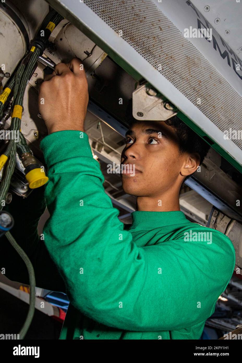 221015-N-MW880-1006 ADRIATIC SEA (Oct. 15, 2022) Aviation Electrician’s ...