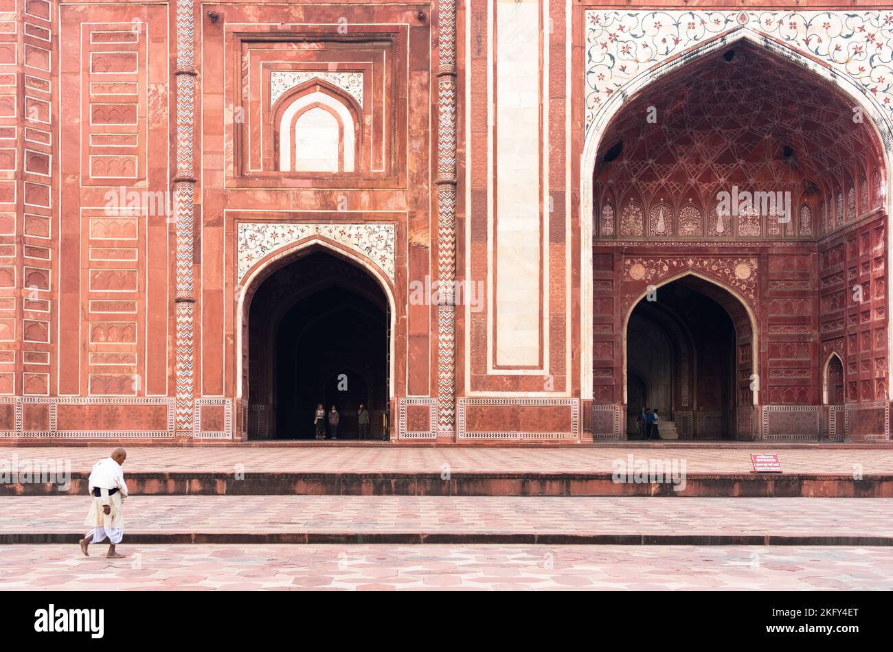 Taj Mahal, landmark west mosque Agra, Uttar Pradesh, India Stock Photo ...