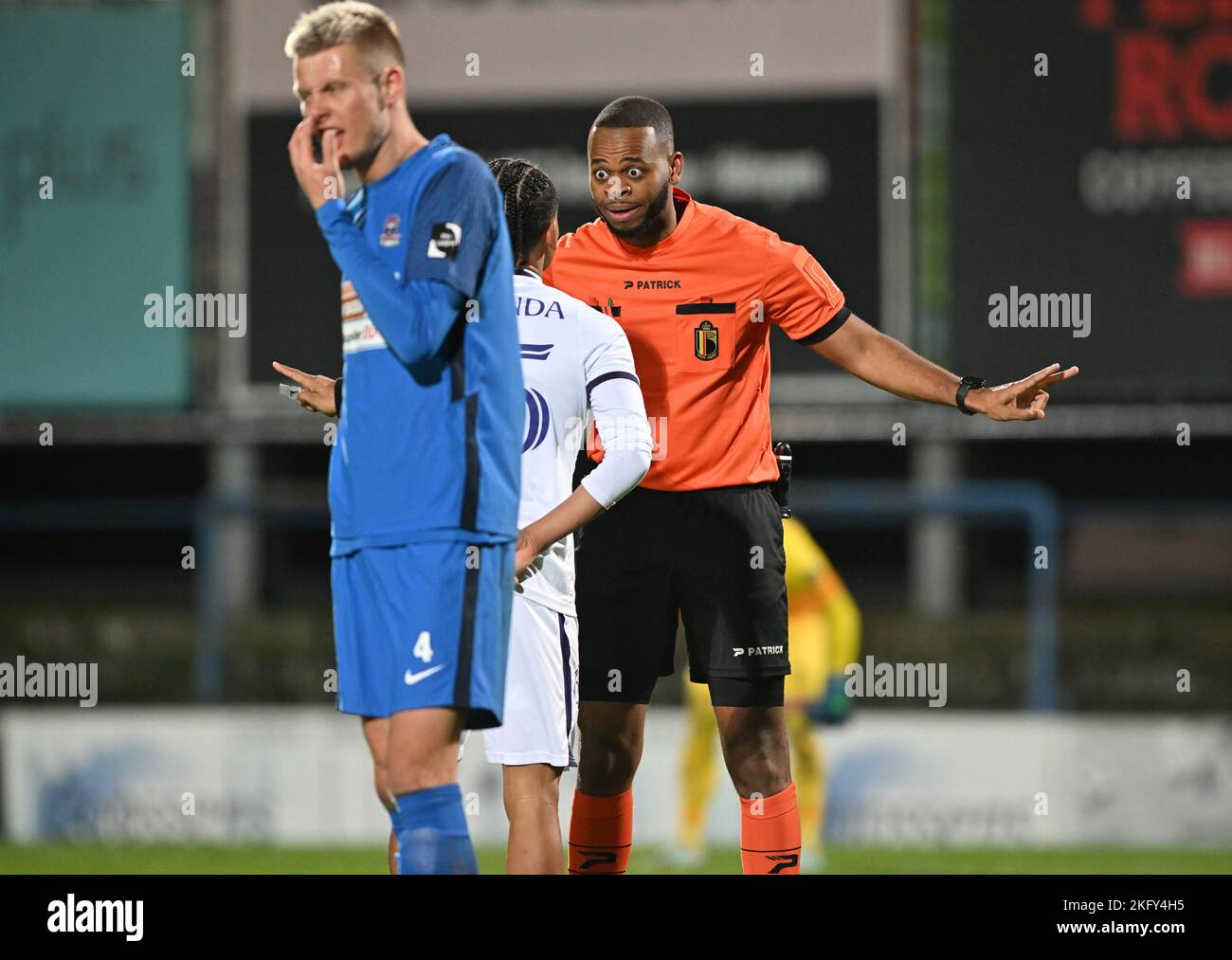 referee Simonini Matonga gestures during a soccer match between FCV ...