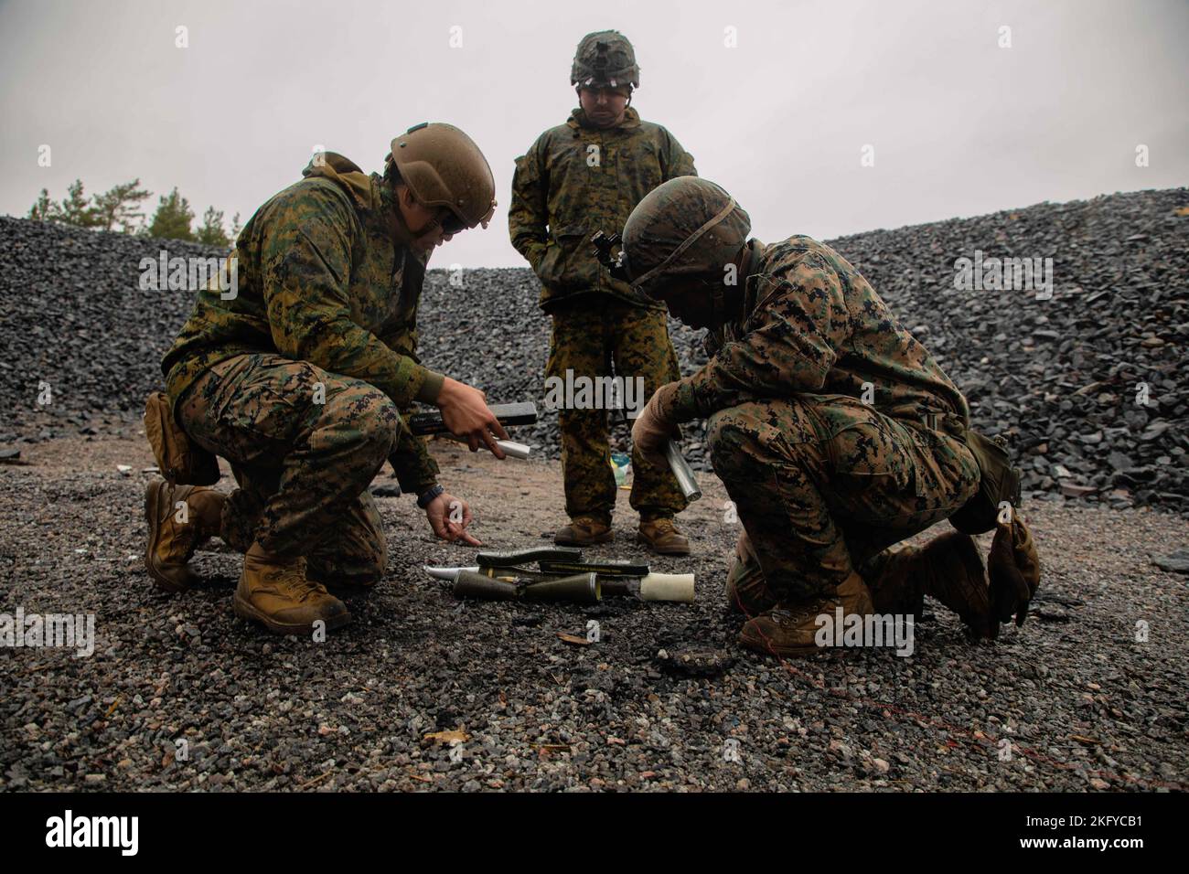 U.S. Marine Explosive Ordnance Disposal Technicians attached to Combat ...
