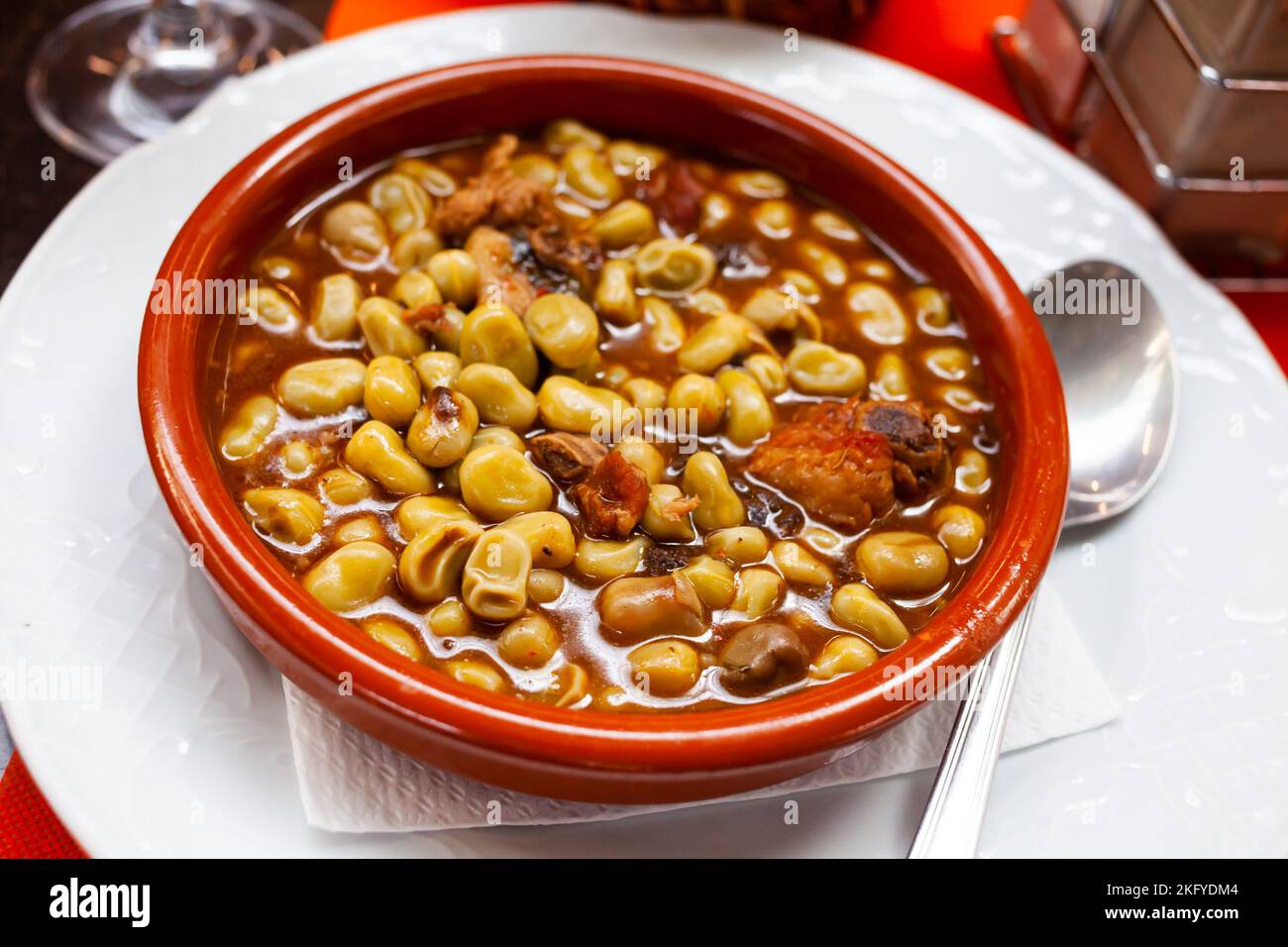 Top view of Catalan stewed beans with butifarra sausage Stock Photo - Alamy
