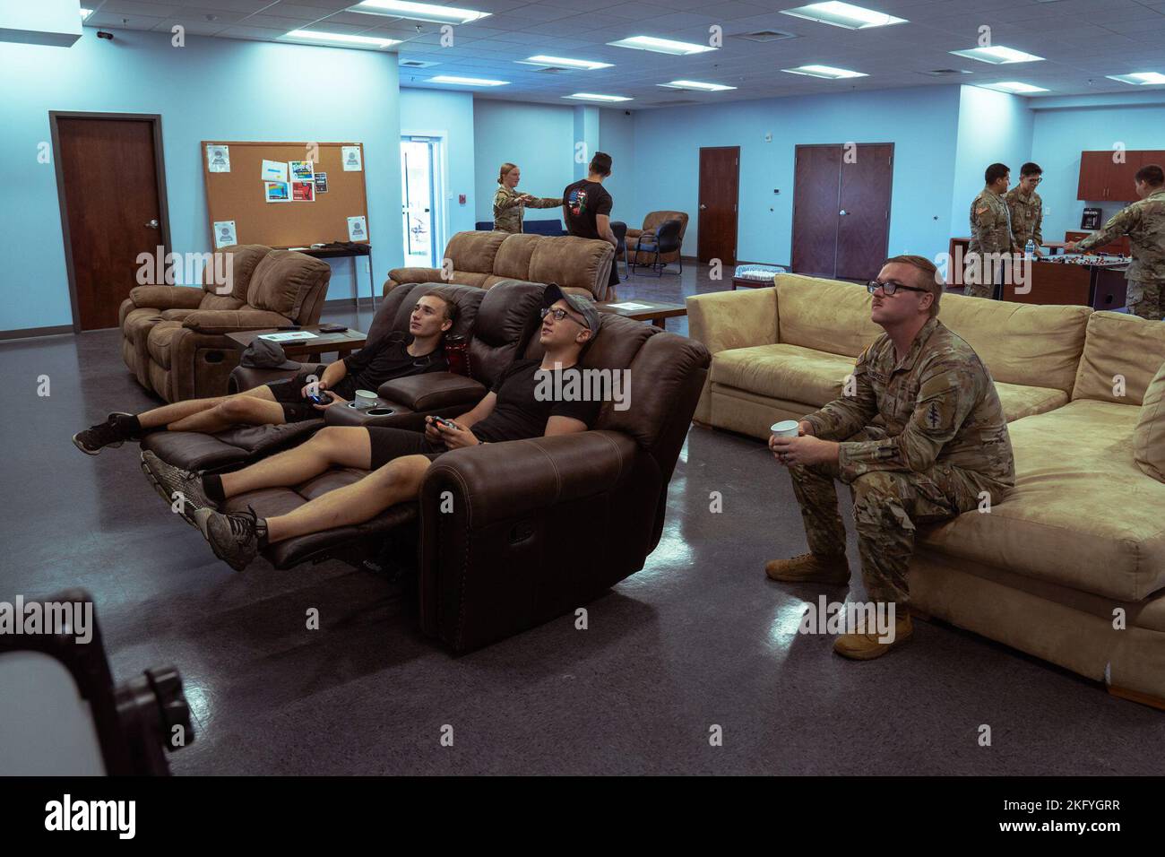 Soldiers at 7th Special Forces Group (Airborne) play on the new gaming ...