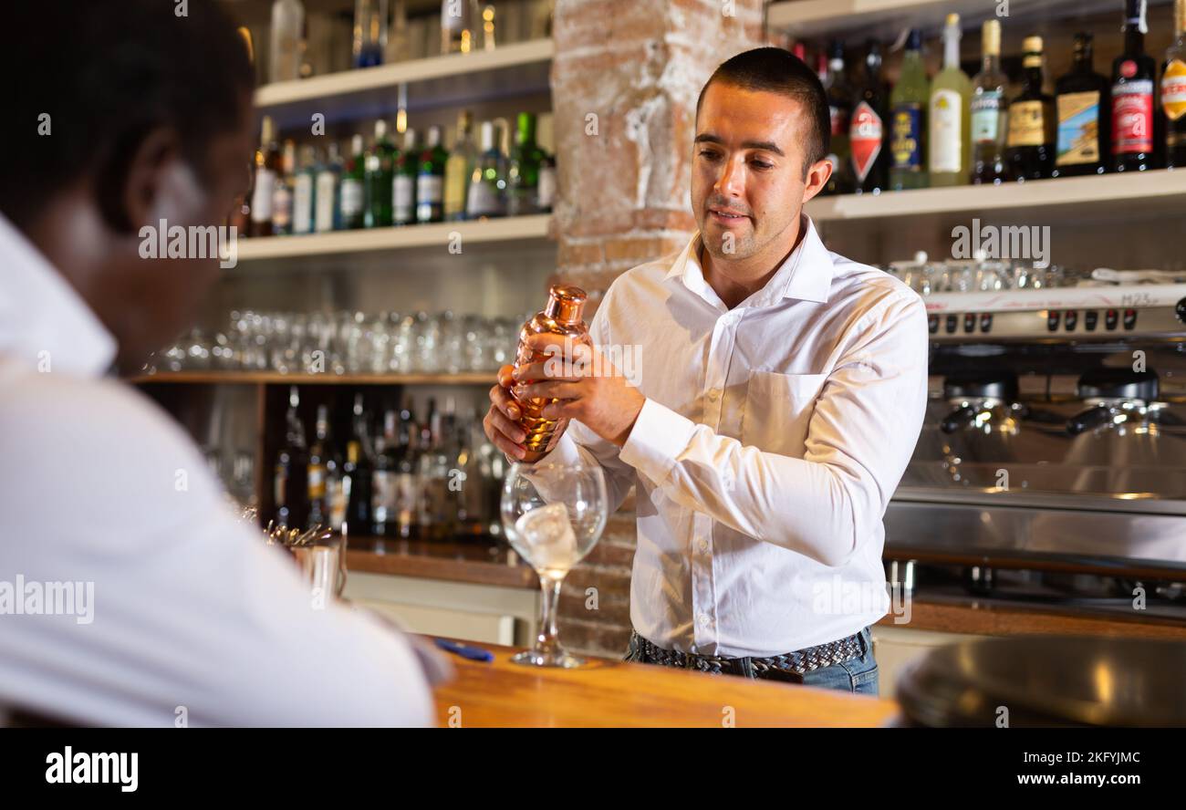 Visitor bar service hi-res stock photography and images - Alamy