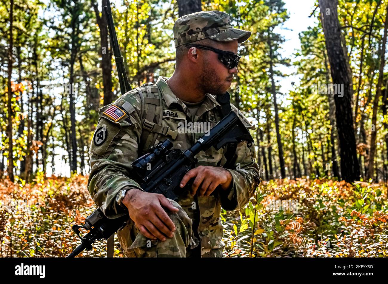 U.S. Army Soldiers assigned to the 113th Infantry Regiment conduct a ...