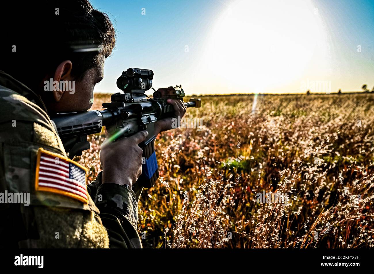 U.S. Army Soldiers assigned to the 113th Infantry Regiment conduct a ...