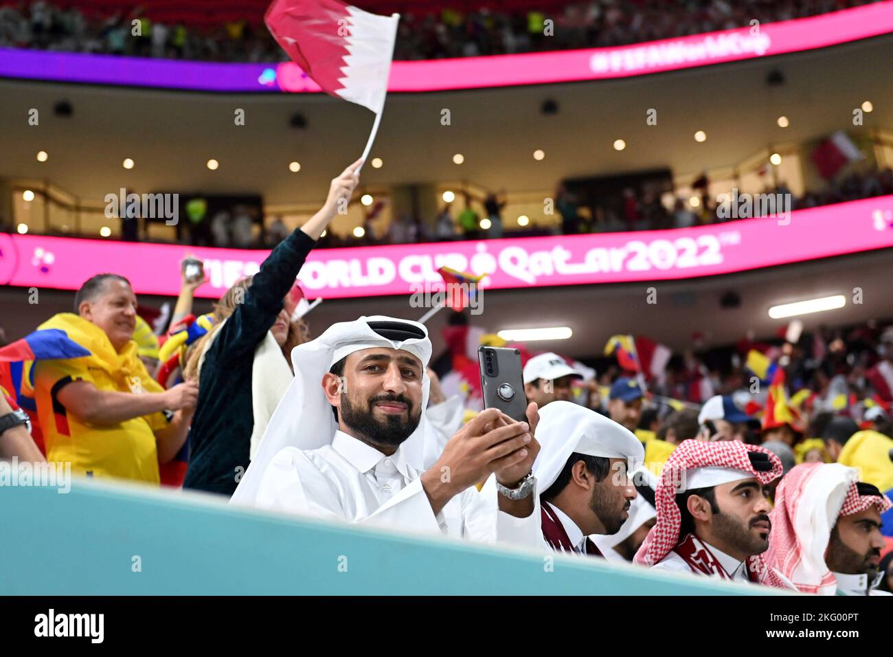 Doha, Katar. 20th Nov, 2022. Qatari fans, football fans in typical ...