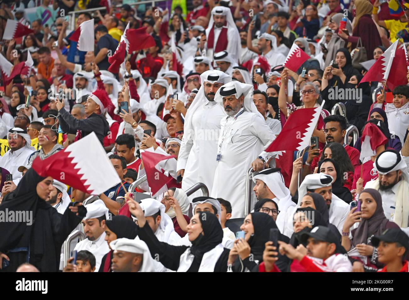 Doha, Katar. 20th Nov, 2022. Qatari fans, football fans in typical ...