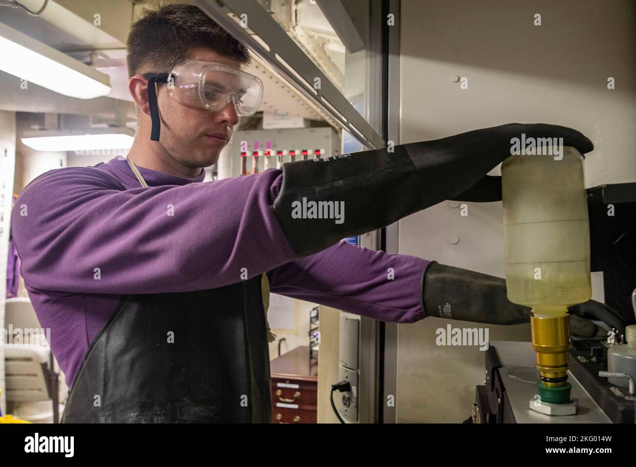 221017-N-CM110-1105 PHILIPPINE SEA (Oct. 16, 2022) – Aviation Boatswain ...