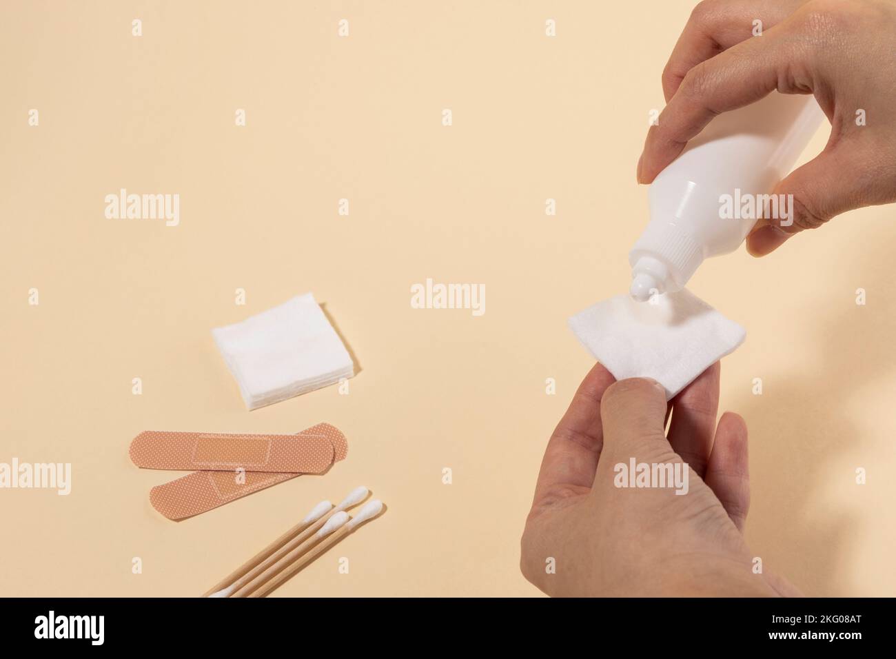 Hands kit first aid hi-res stock photography and images - Alamy