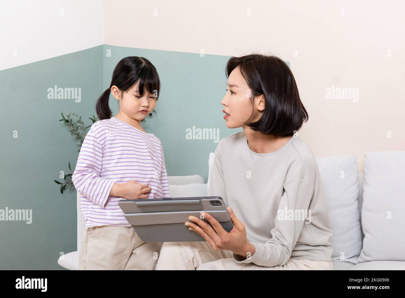 Korean mom hi-res stock photography and images - Alamy