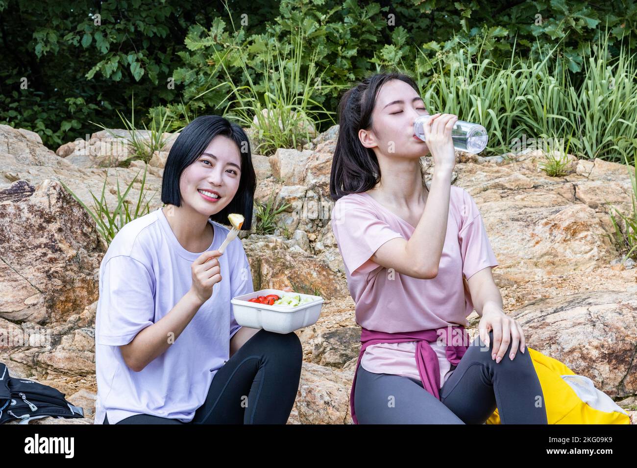 Plogging_eating hi-res stock photography and images - Alamy