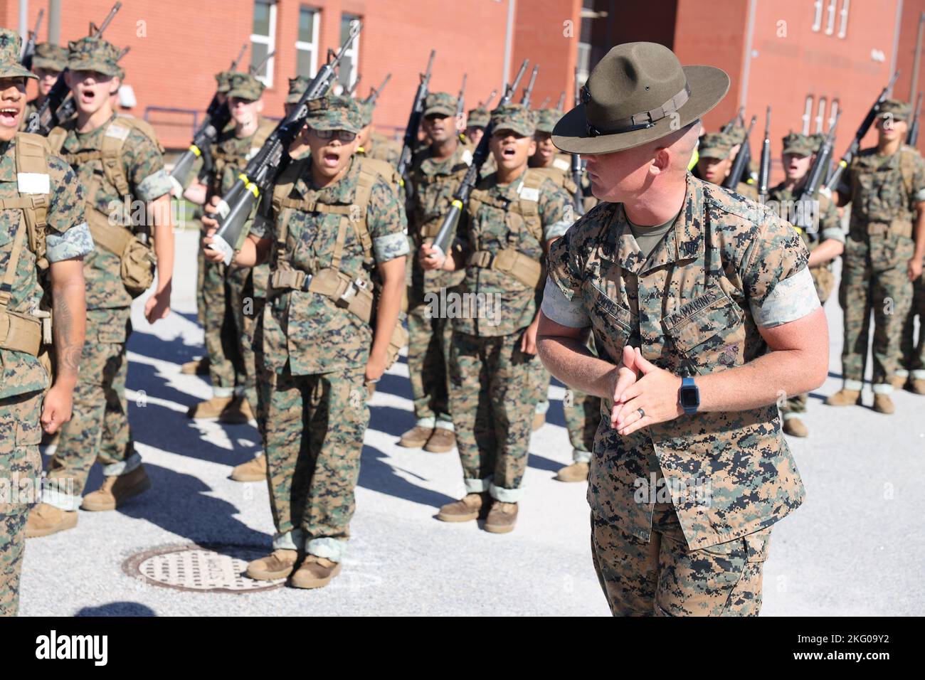 Recruits with Mike Company, 3rd Recruit Training Battalion, execute ...