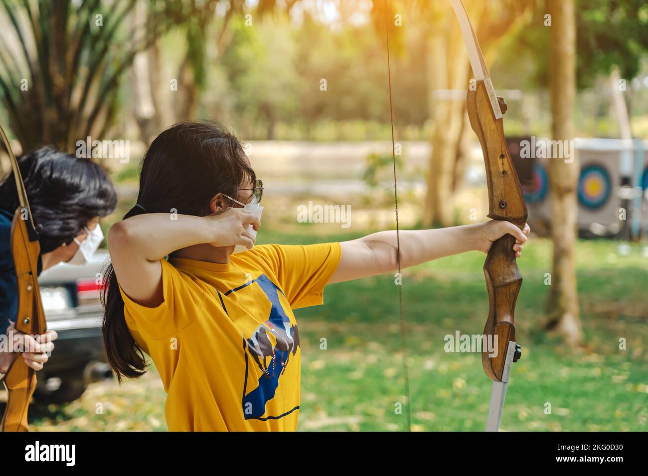 Arrow in target face view hi-res stock photography and images - Alamy