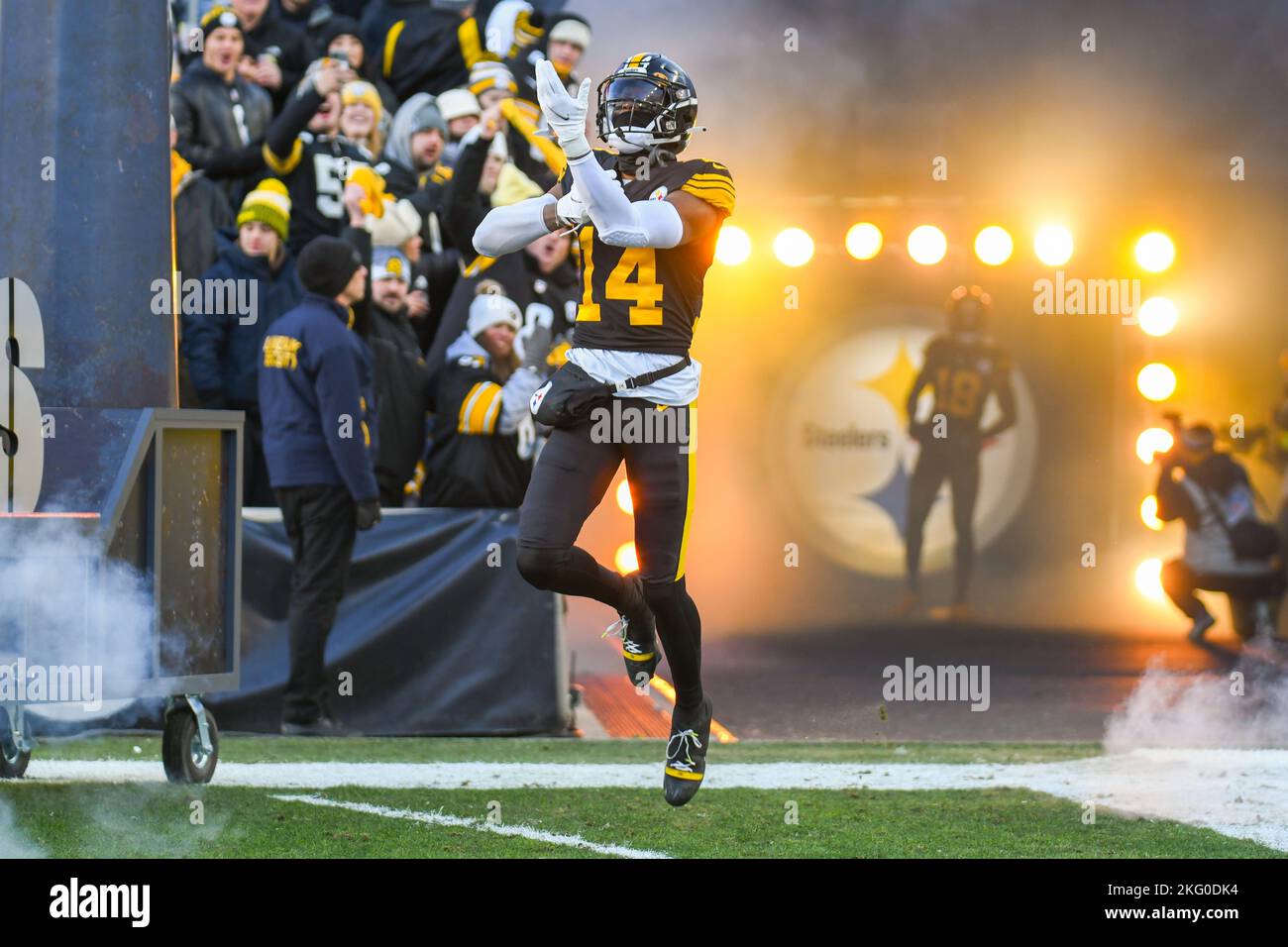 George pickens steelers entrance hi-res stock photography and images ...