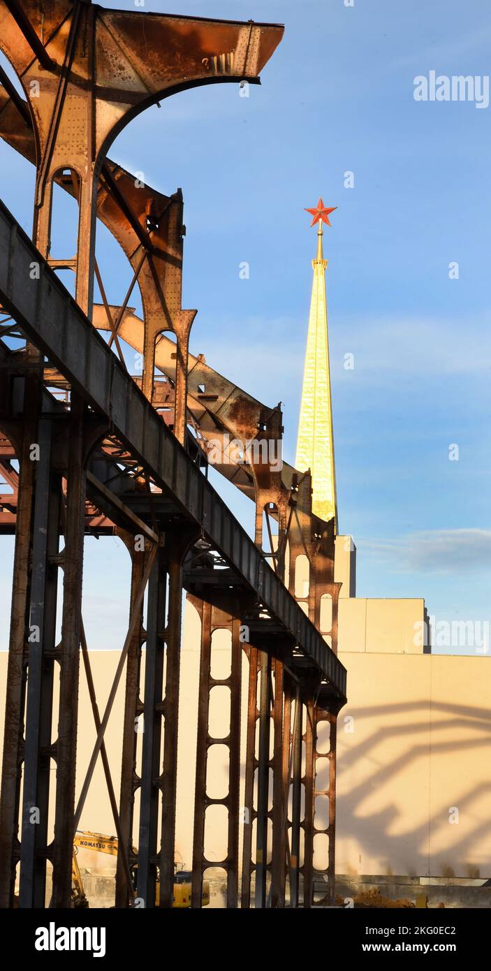 PRODUCTION - 18 November 2022, Saxony, Leipzig: Behind the converted ...