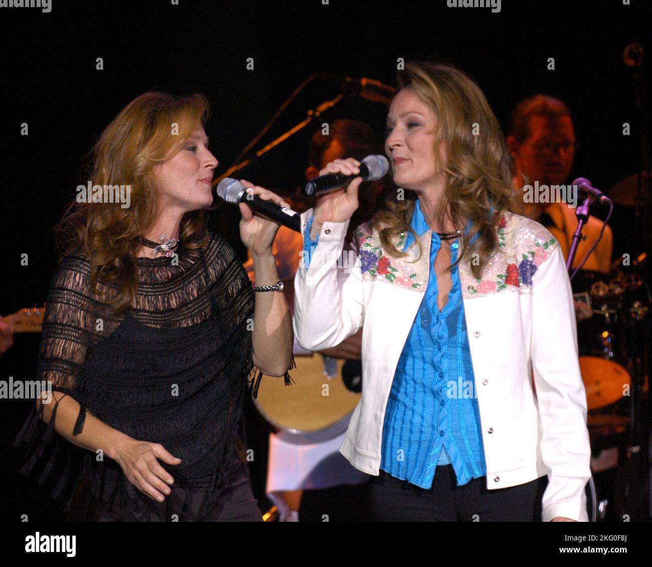 Patsy and Peggy Lynn (twin daughters of Loretta Lynn) open up the show ...
