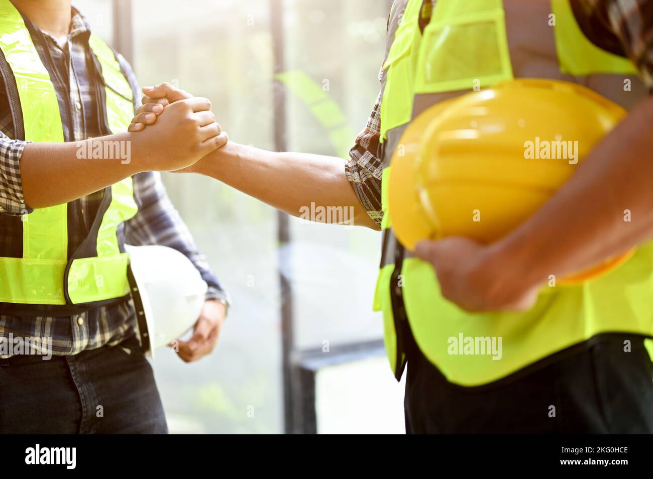 Construction workers shaking hands hi-res stock photography and images ...