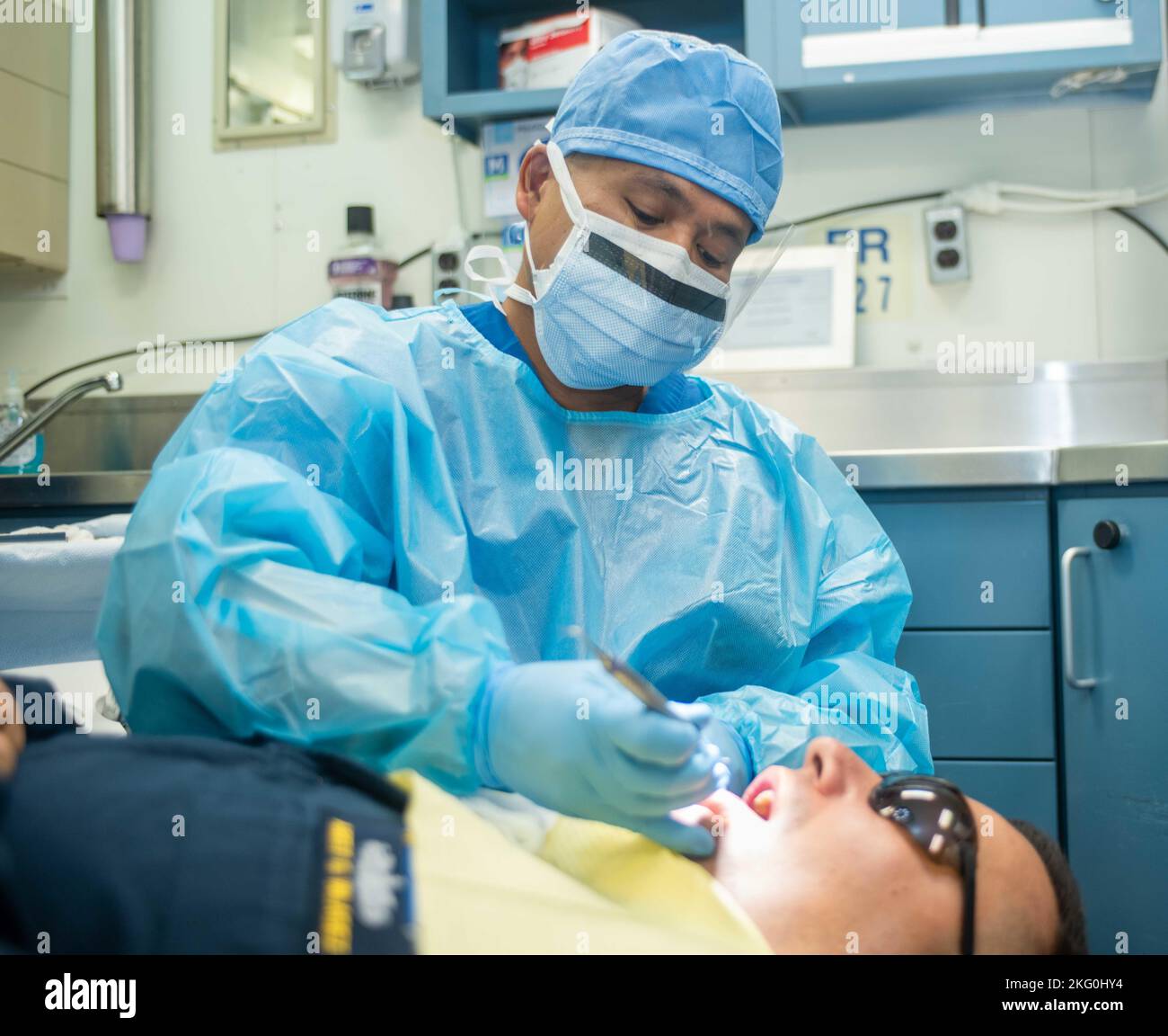 221019-N-UF592-1019 PHILIPPINE SEA (Oct. 19, 2022) Hospital Corpsman ...