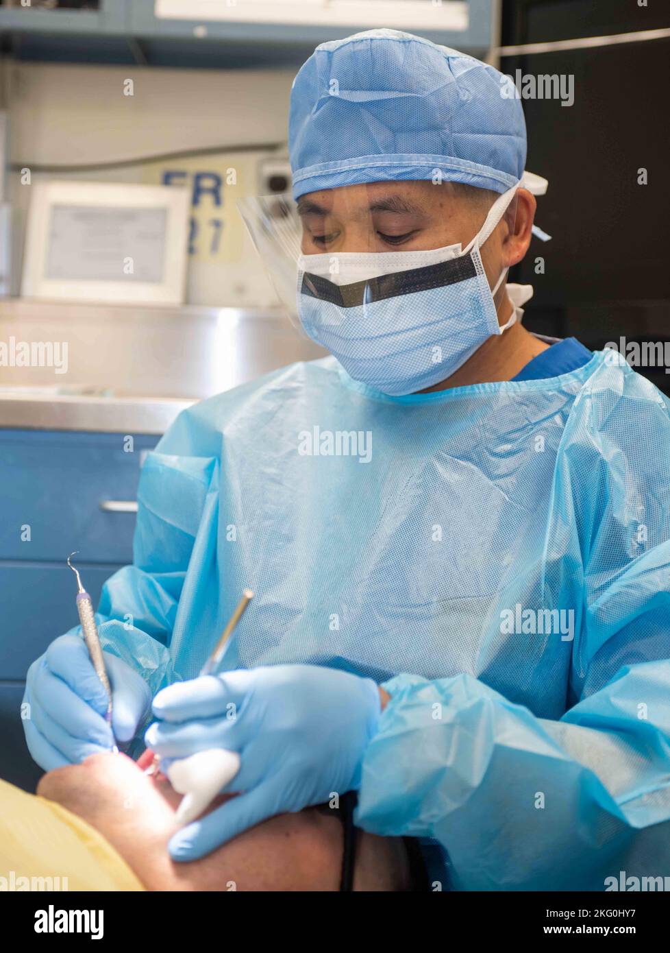 221019-N-UF592-1005 PHILIPPINE SEA (Oct. 19, 2022) Hospital Corpsman ...