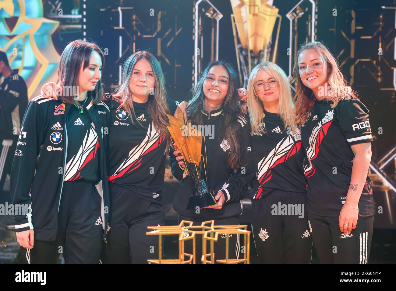 Berlin, Germany. 20th Nov, 2022. The winning team G2 Gozen poses with the trophy after winning ...