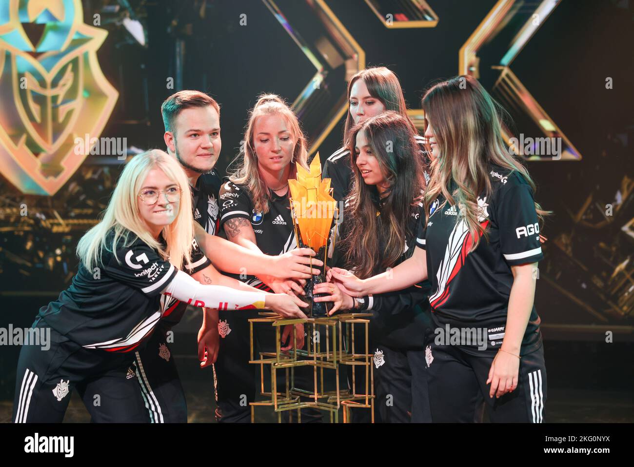 Berlin, Germany. 20th Nov, 2022. The winning team G2 Gozen poses with ...