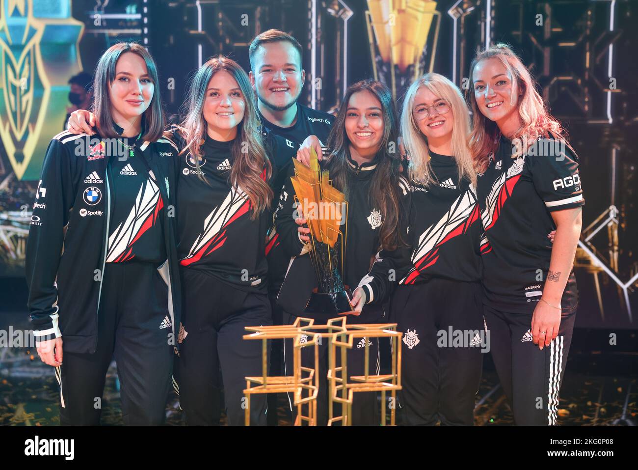 Berlin, Germany. 20th Nov, 2022. The winning team G2 Gozen poses with ...
