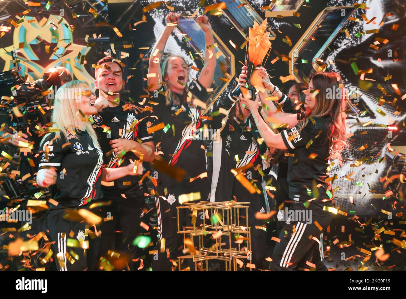 Berlin, Germany. 20th Nov, 2022. The winning team G2 Gozen poses with ...