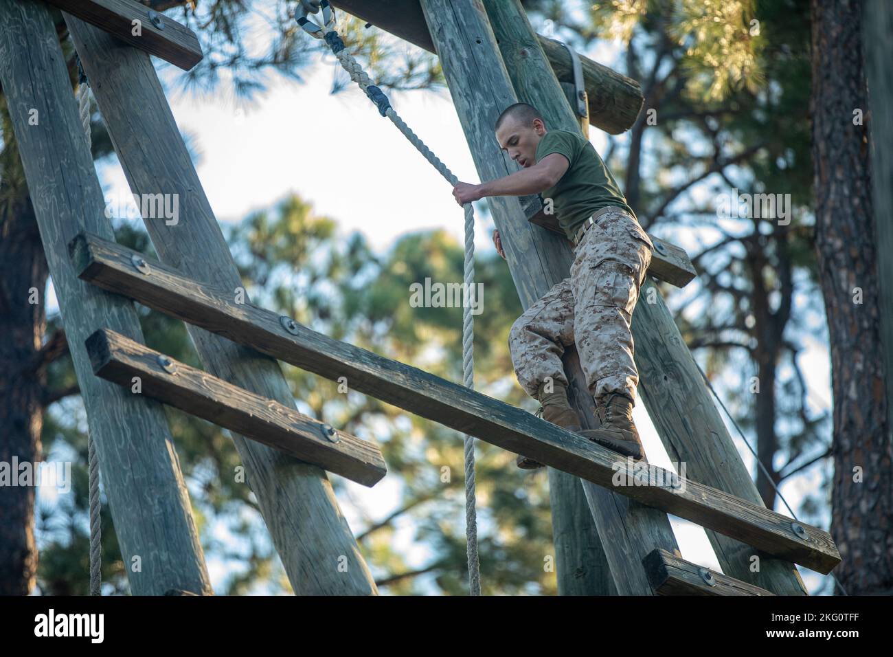 Recruits with Oscar Company, 4th Recruit Training Battalion, execute ...