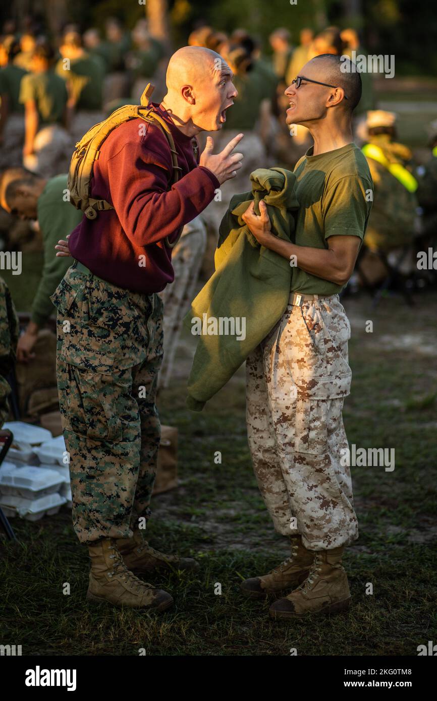 Recruits with Oscar Company, 4th Recruit Training Battalion, execute ...