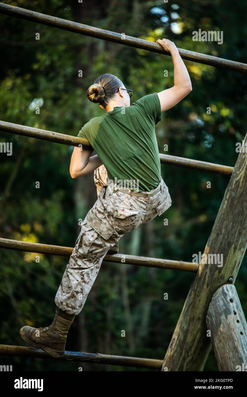 Recruits with Oscar Company, 4th Recruit Training Battalion, maneuver ...