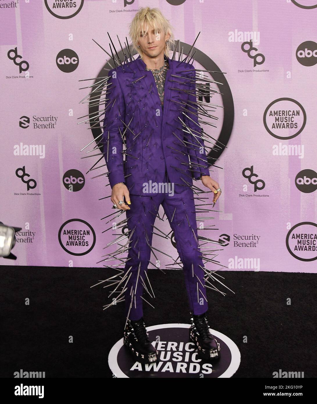 Los Angeles, USA. 20th Nov, 2022. Machine Gun Kelly arrives at the 2022 ...