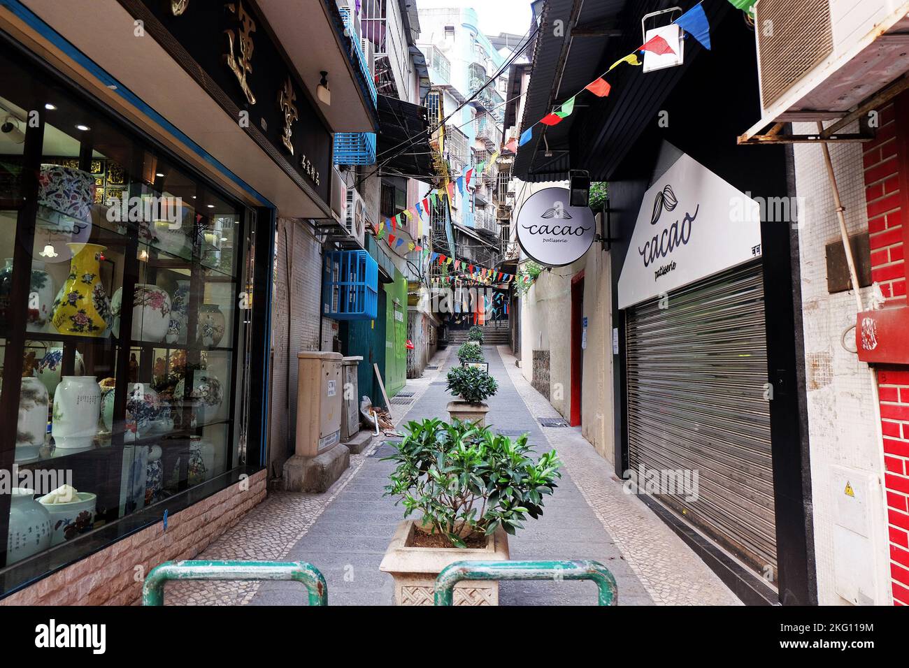 Exterior architecture at Tsim Sha Tsui street, One of the most popular ...