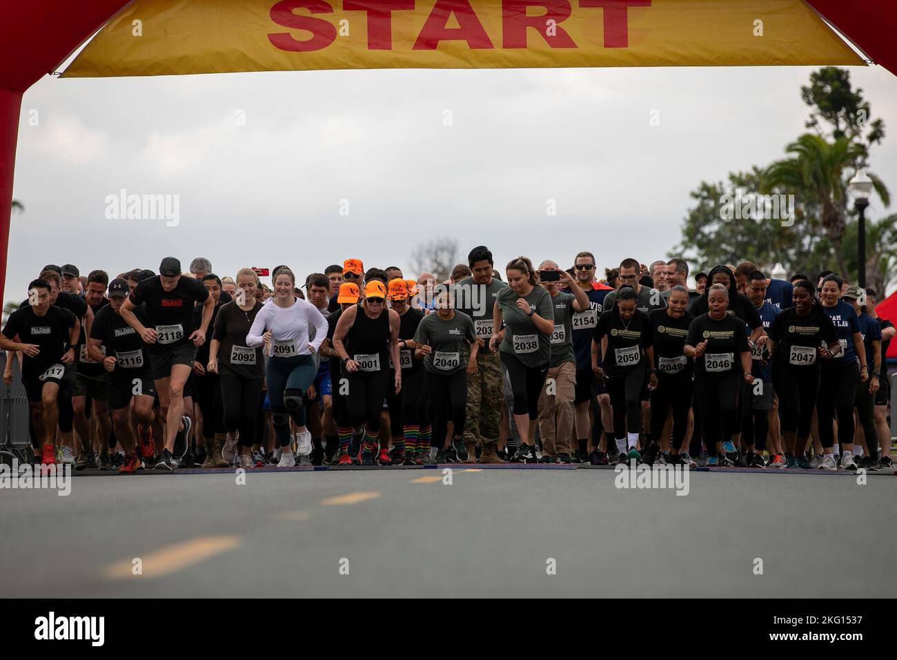 Boot Camp Challenge participants begin the race at Marine Corps Recruit ...