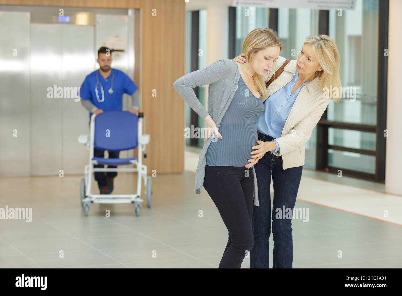 mum helping daughter laboring in the hospital Stock Photo - Alamy