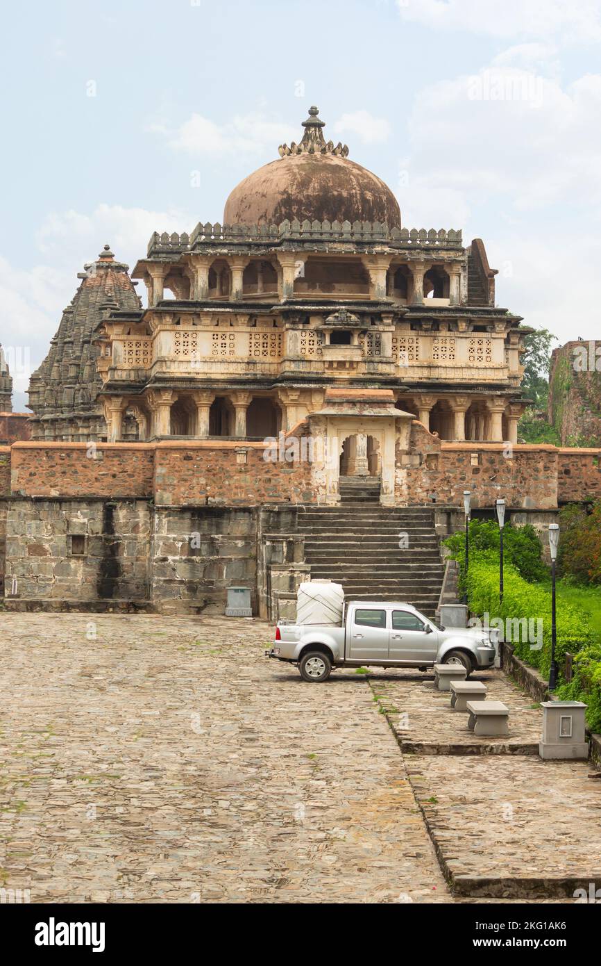 View of Devi Temple or Vedi Jain Temple and tourists, Kumbhalgarh Fort ...
