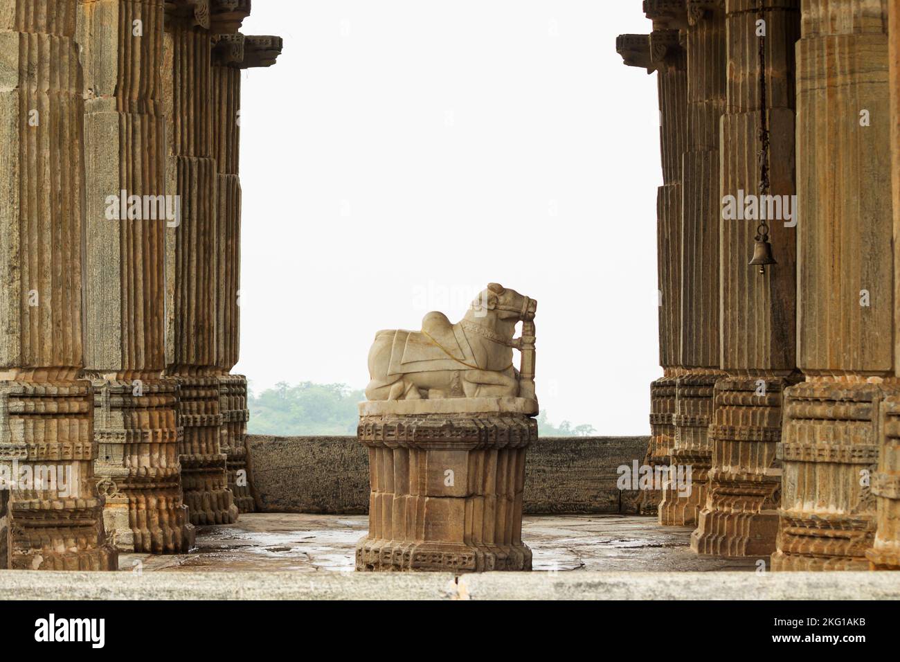 Statue of Nandi in front of Neelkanth Mahadev Temple, Kumbhalgarh Fort ...