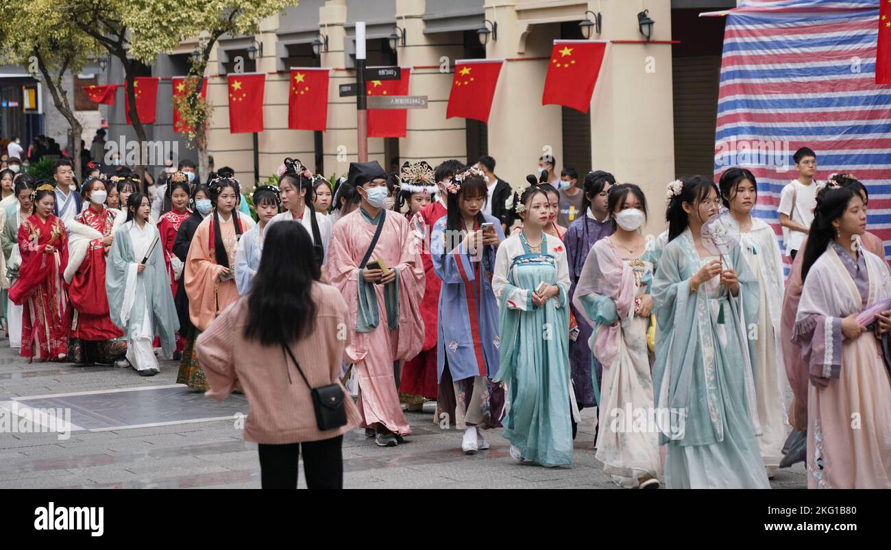 Ahead of the Hanfu Festival, more than 100 Hanfu enthusiasts dressed in ...