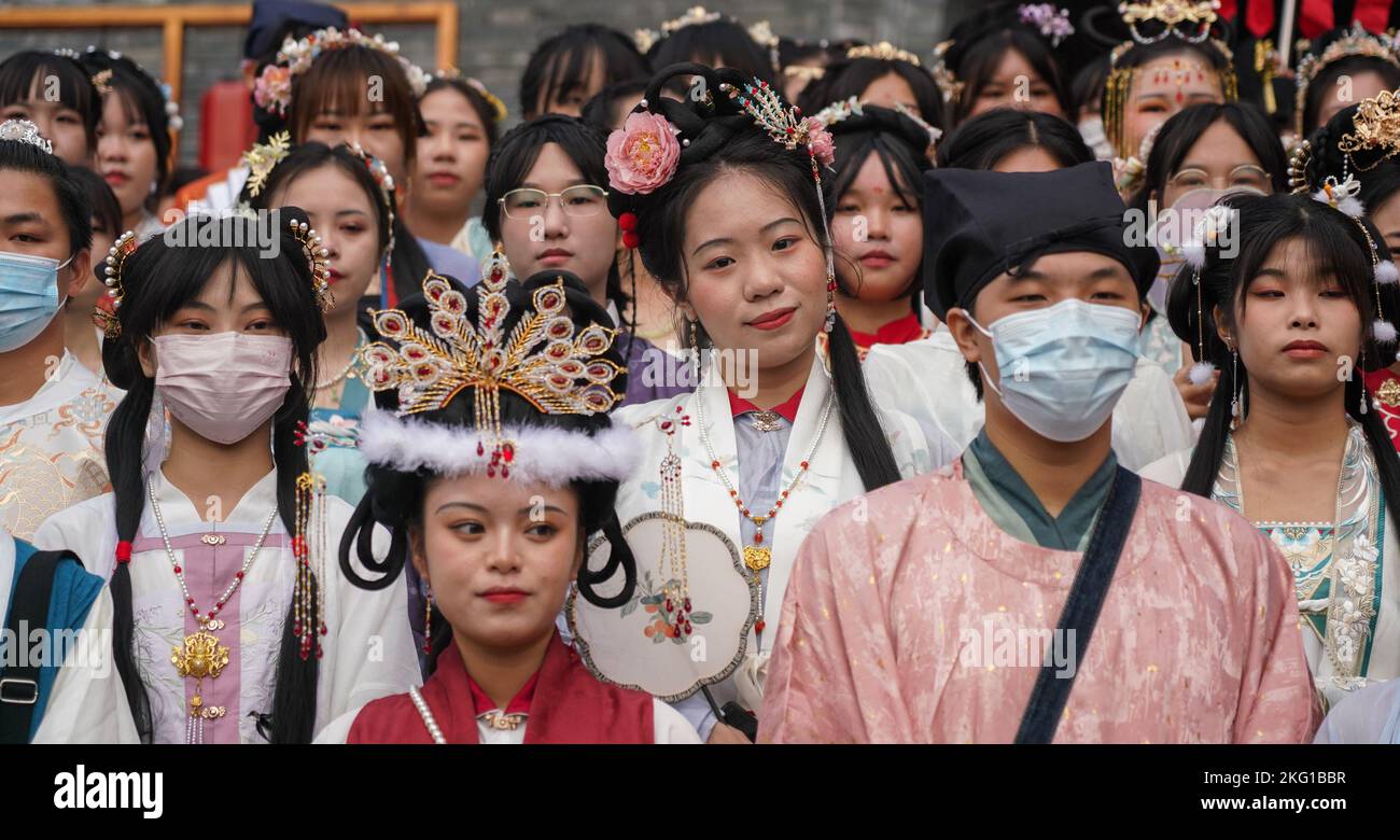 Ahead of the Hanfu Festival, more than 100 Hanfu enthusiasts dressed in ...
